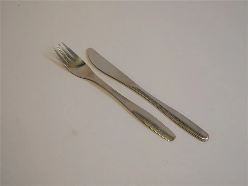 BESTICK, rostfria. bl a Hackman. – Auktionshuset i Örebro AB